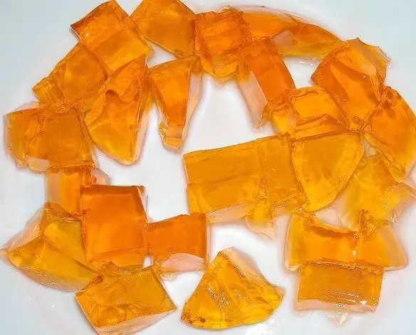 Cubi arancioni di gelatina a fette