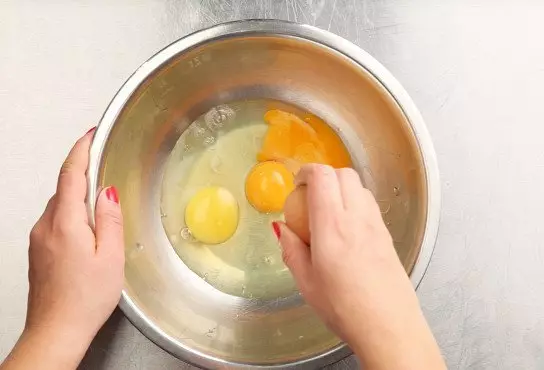 Preparación de huevos para la tortilla.