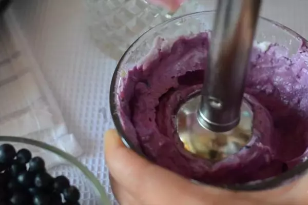 Matlaging en blåbær smoothie blender
