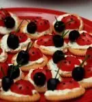 Snack fra kjeks med hytteost, kirsebær og oliven