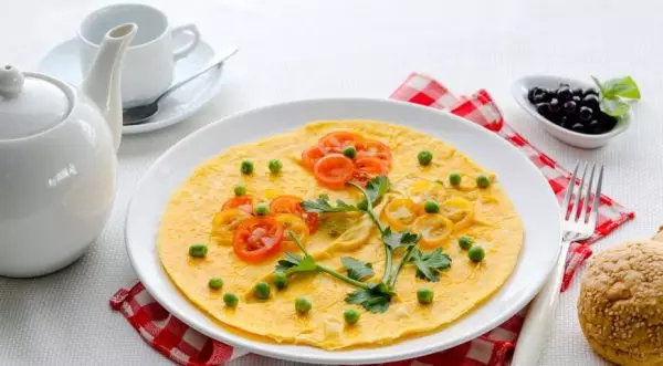 Jednostavan omlet sa trešnjama, peršun i zelenim graškom