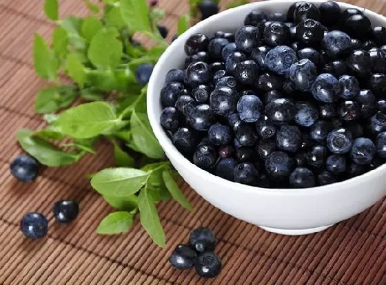 Blueberries i mbabhla ar an mbord