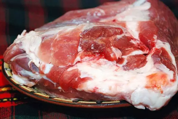 Buzhenin在箔的烤箱中：豬肉菜餚的逐步配方，照片和視頻