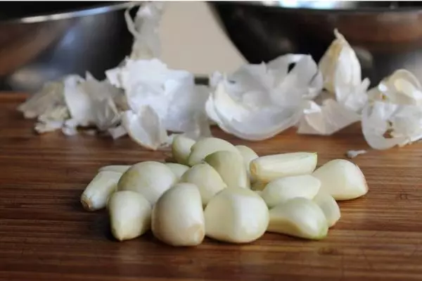 Hloekisa ho tsoa ho Husk Cloves Garlic