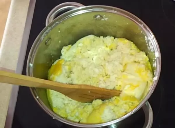 Brânză de cottage cu ouă și sodă într-o cratiță