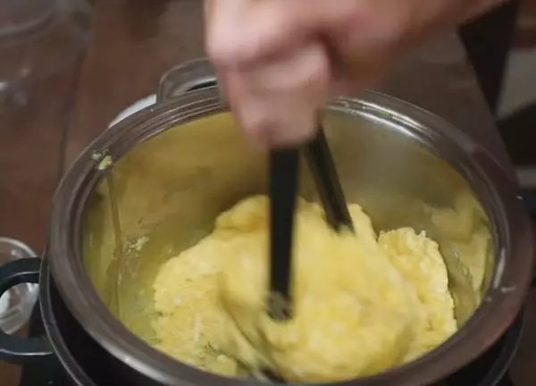 Processo di cottura del formaggio domestico