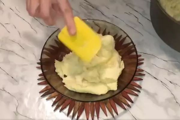Il formaggio a casa si estende nel modulo