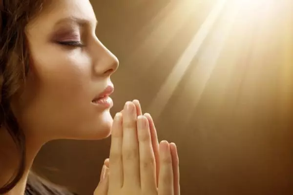 Mujer rezando