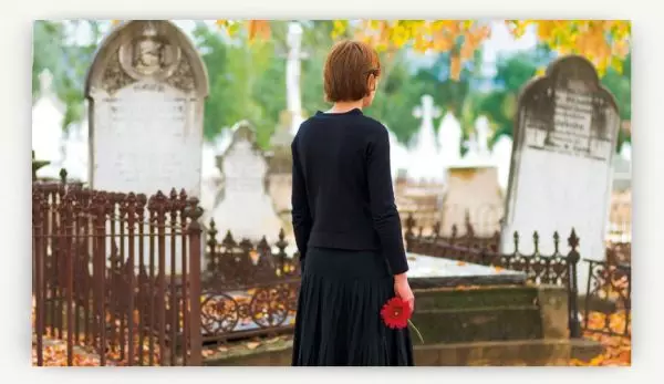 Жена на гробљу