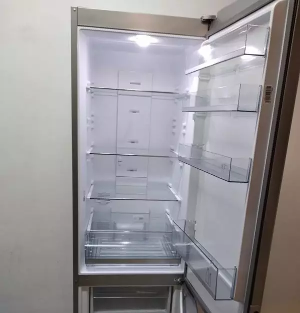 Åpnet kjøleskap