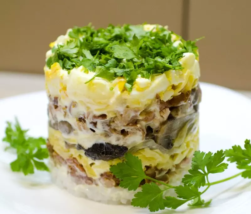 Salad karo pitik lan prunes: resep-resep langkah-langkah kanthi foto lan video