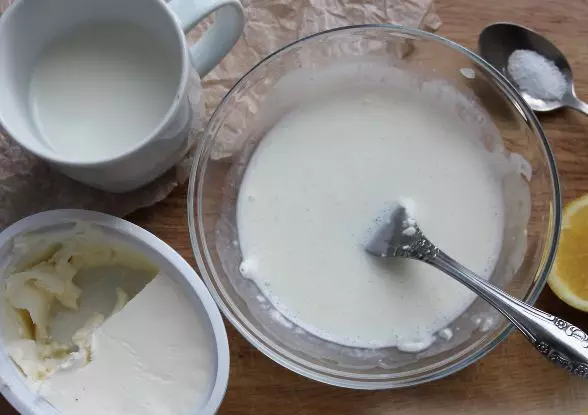 Creamy Cheese Tanking i en liten kapasitet og komponentene på bordet