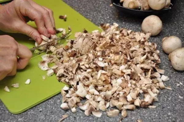 Grinding raw champignons