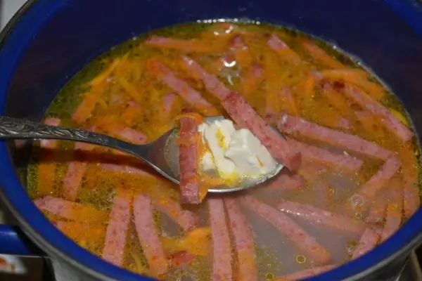 Suppe med røget pølse, grøntsager og ost