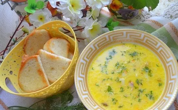 Cheese soup with fresh dill and dried white bread