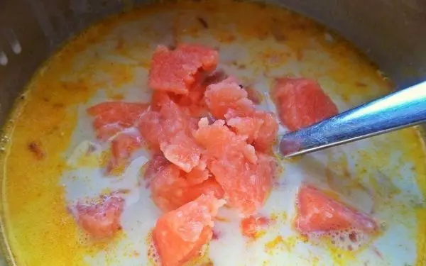 红色鱼片断在乳酪汤