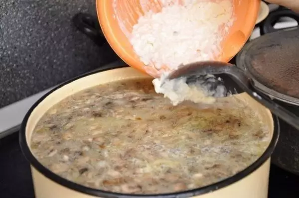 Laying the grated cream cheese in a saucepan with soup