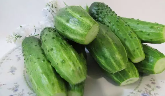 Karamin sabo cucumbers tare da tukwici a kan farantin