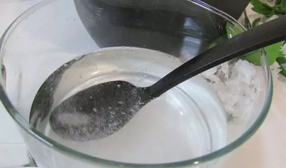น้ำแร่อัดลมกับเกลือในถังแก้ว