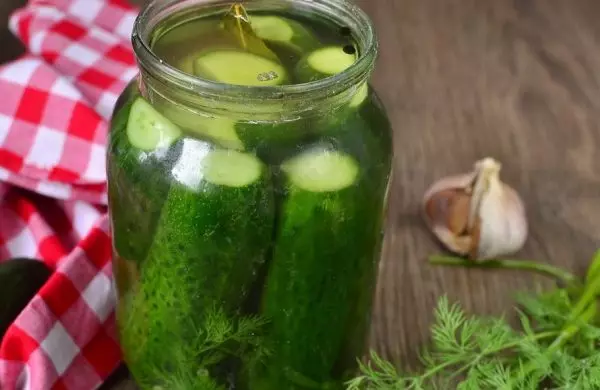 Is féidir le cucumbers lightweight i lítear ar an mbord le ceann garlic, Greens agus éadach seiceála