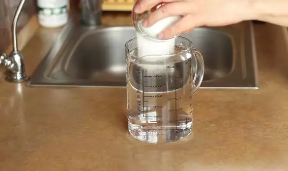 Dodawanie soli do zbiornika wody