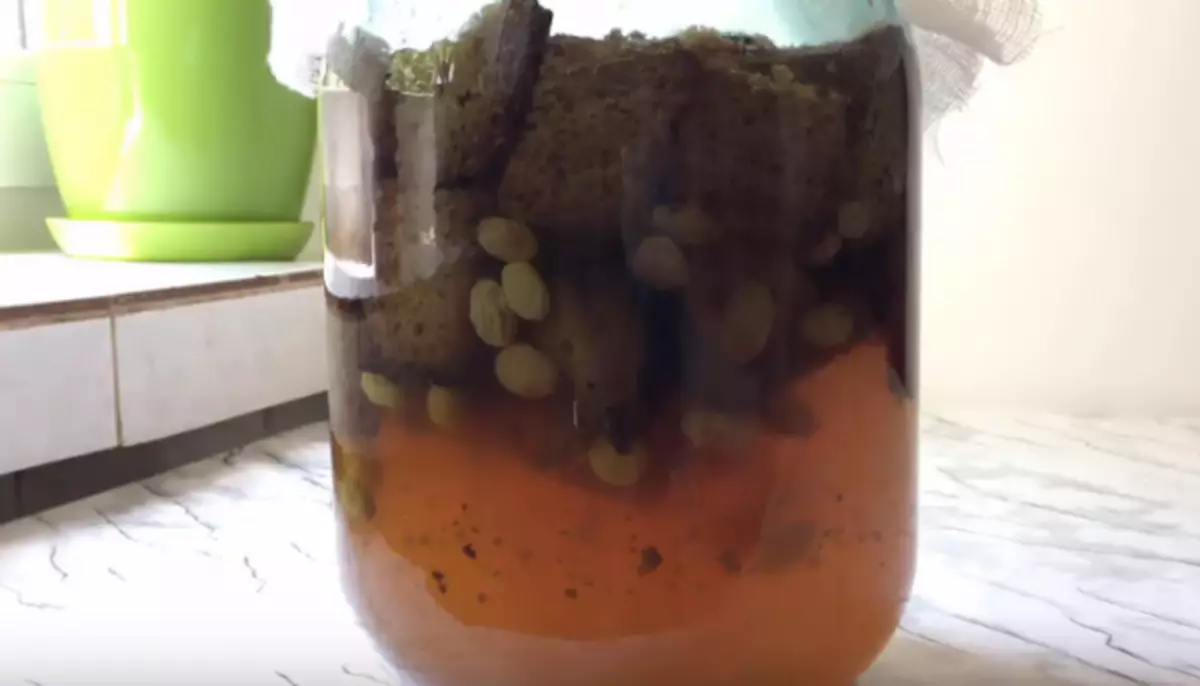 Kvass with raisins in the bank