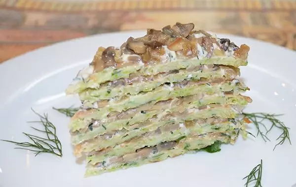 Isang piraso ng zucchini cake na may mushrooms.