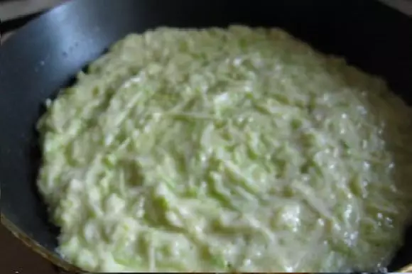 Zucchini pâte dans une casserole