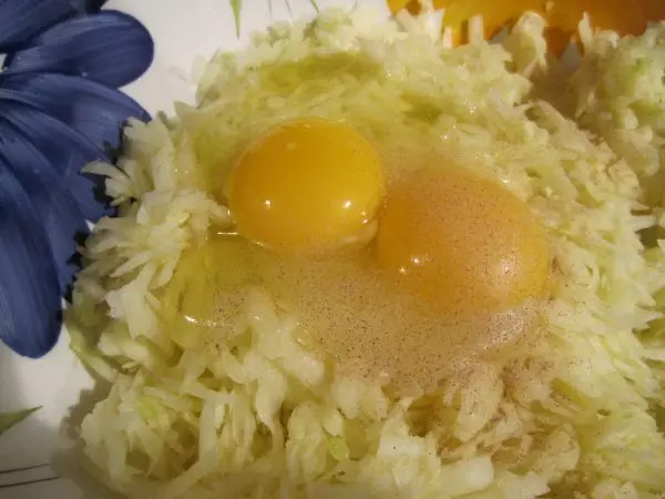 Ouă în masa de zucchini