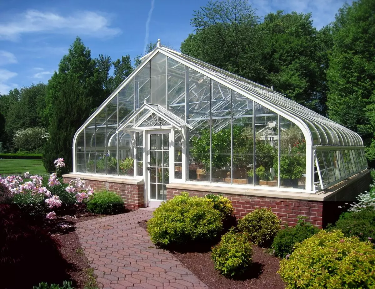 Kako narediti streho na rastlinjaku, vključno z značilnostmi njegove naprave, kot tudi, kako izvesti namestitev