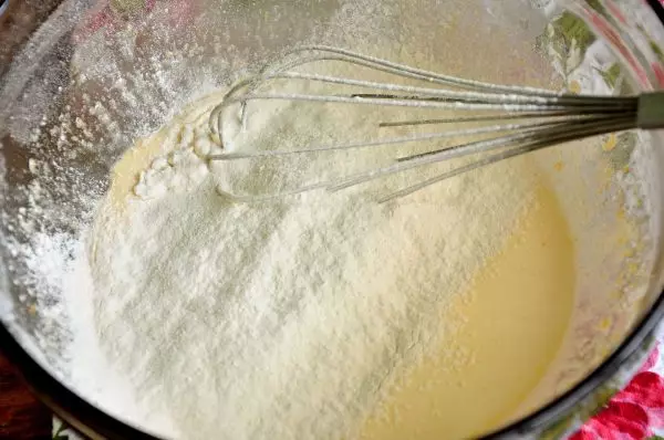 Ajout de la farine au mélange d'œufs-kéfir