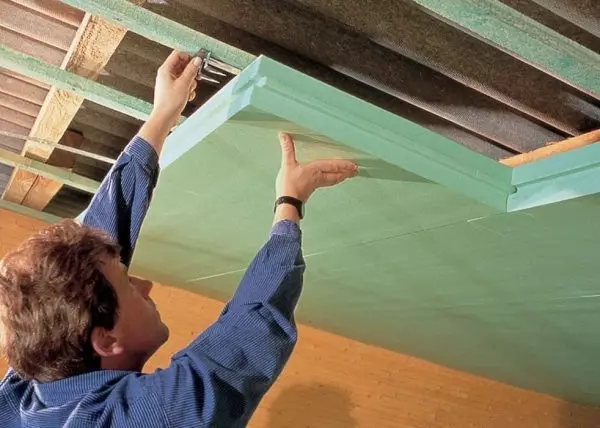 Inštalácia izolačného stropu peny