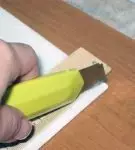 Polystyren kutting med en brevpapirkniv