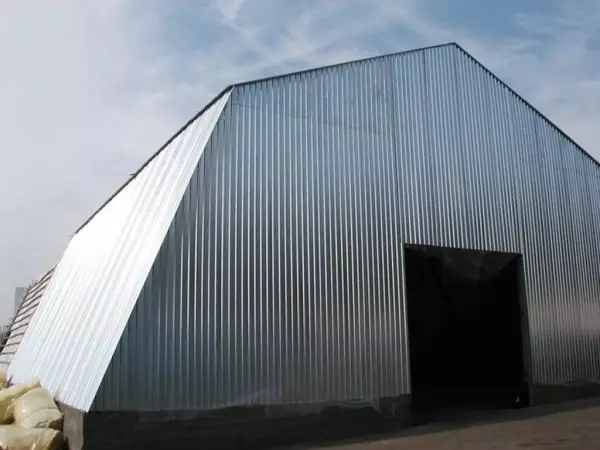 Hangar with inclined walls