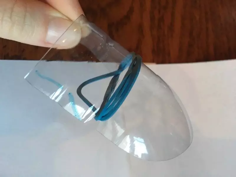 如何用一塊塑料用刀子保護手指