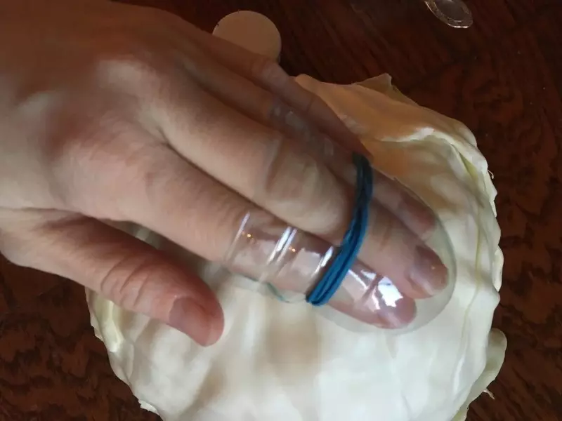 Hoe je vingers uit een mes te beschermen met een stuk plastic 4631_1