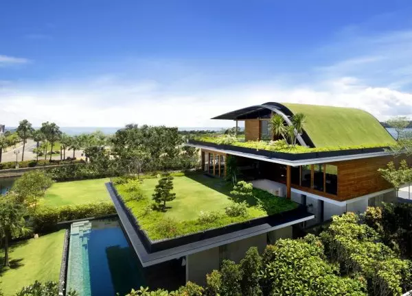 Stuga med ett grönt tak