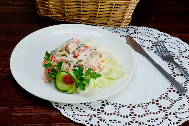 Salad Harddwch Rwseg: Rysáit gyda lluniau a fideo
