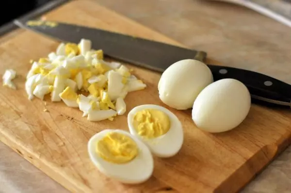 कटा हुआ उबला हुआ अंडे