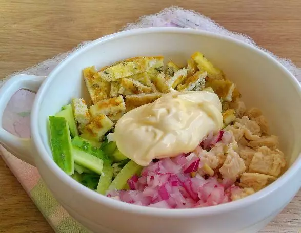 生菜“溫柔”的成分用蛋黃醬在一個白色的碗裡