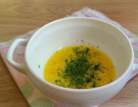 鞭打雞蛋用切好的新鮮蒔蘿在陶瓷碗