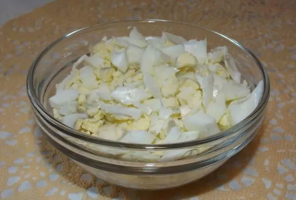 تخم مرغ پخته شده در یک کاسه شیشه ای