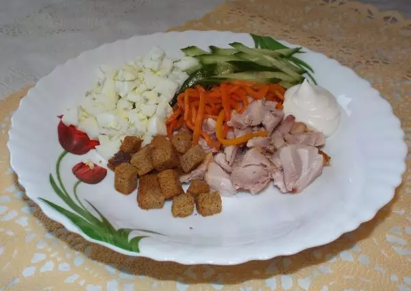 سالاد با مرغ دودی و هویج کره ای در یک صفحه بخشی
