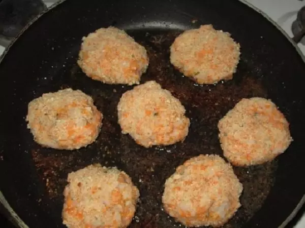 냄비에있는 cutlets