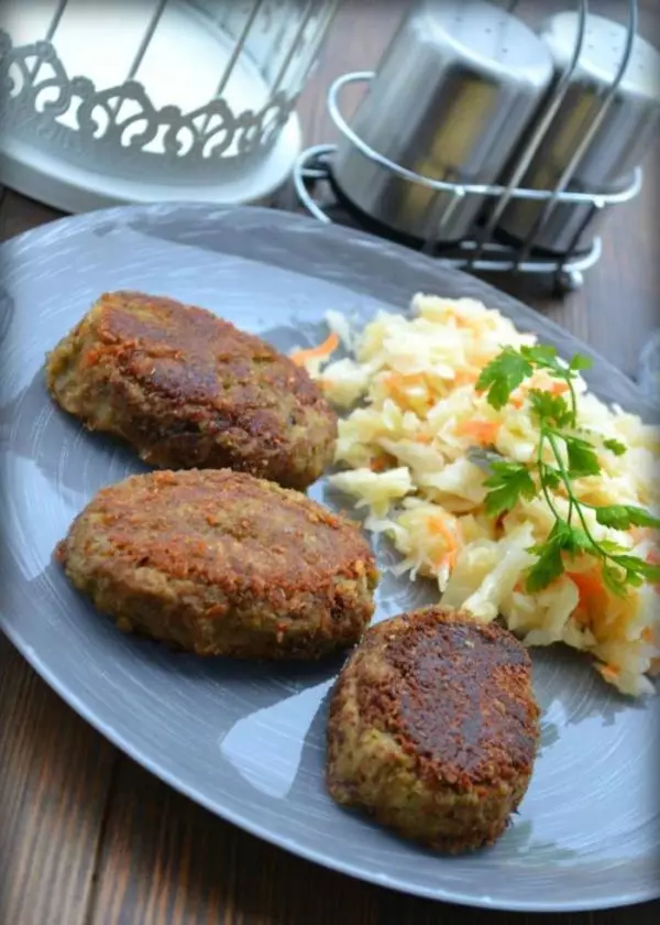 Cutlets cutlets miaraka amin'i Sauerkraut