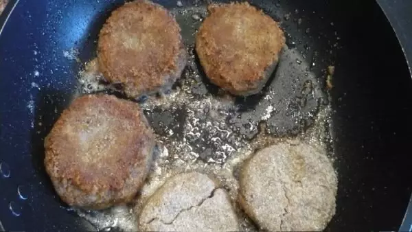 냄비에있는 cutlets