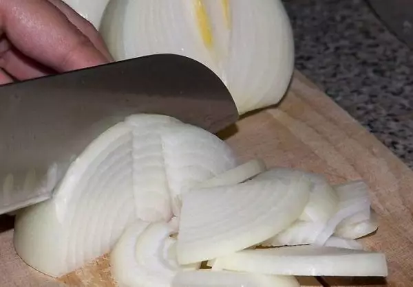 Couper l'oignon par demi-bagues