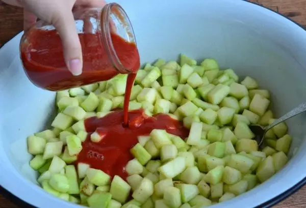 Menambah sos tomato dalam pelvis dengan zucchi yang dihiris