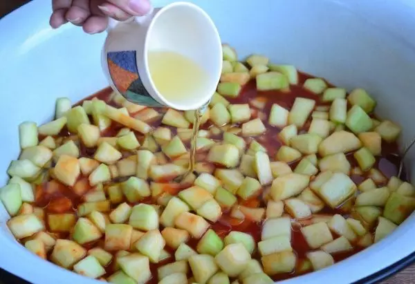 Zucchini în sos de roșii și ulei vegetal într-o ceașcă