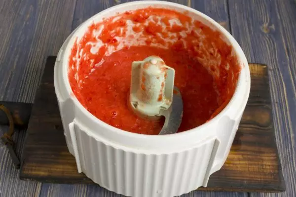 Pure tomat dalam semangkuk blender